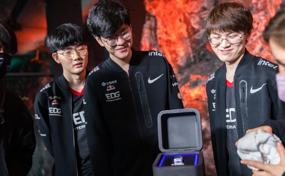 S11决赛解说席揭晓，EDG圣枪哥藏大招，与Khan不谋而合-小米游戏中心