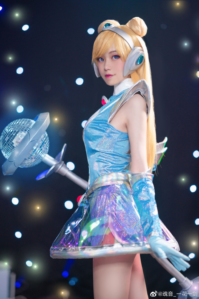 英雄联盟Cos：这个拉克丝的眼神撩人-小米游戏中心