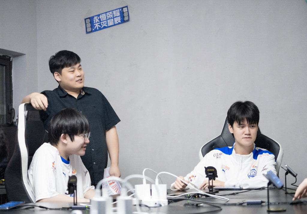 S组排名和春季赛季后赛如出一辙，eStar依旧无解，XYG四强守门员-小米游戏中心