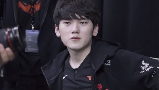 Uzi第一次和JKL打训练赛，一天之内连打六场，下场打EDG首发稳了-小米游戏中心