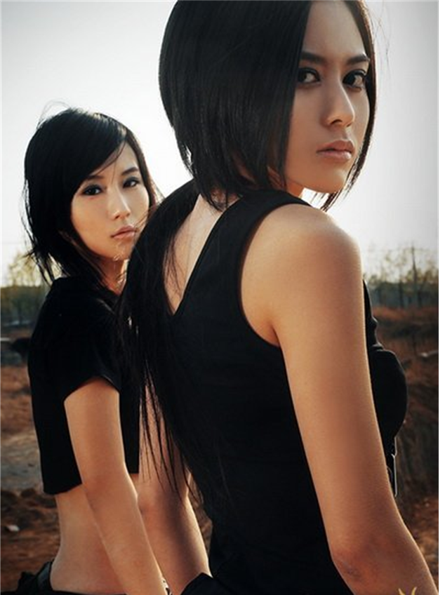 CF手游性感美女COSER野外激战 - 穿越火线-枪战王者攻略-小米游戏中心