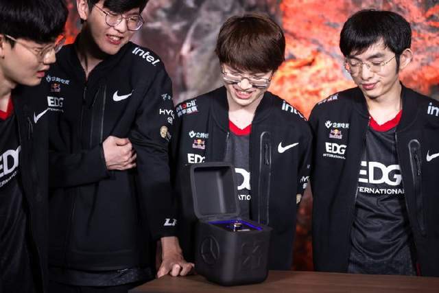 EDG牌面有多大？S11决赛线下观赛场景震撼，这待遇整个LPL罕见！-小米游戏中心