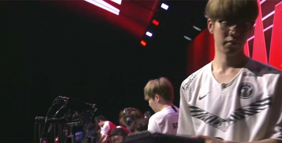 IG首战败给WE，Rookie赛后满脸沮丧，Theshy宁王遭粉丝爆破资讯-小米游戏中心