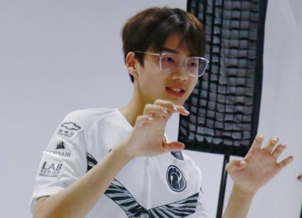 包桑直播谈leyan转会VG：真实原因有点搞，但是和IG队员没关系资讯-小米游戏中心