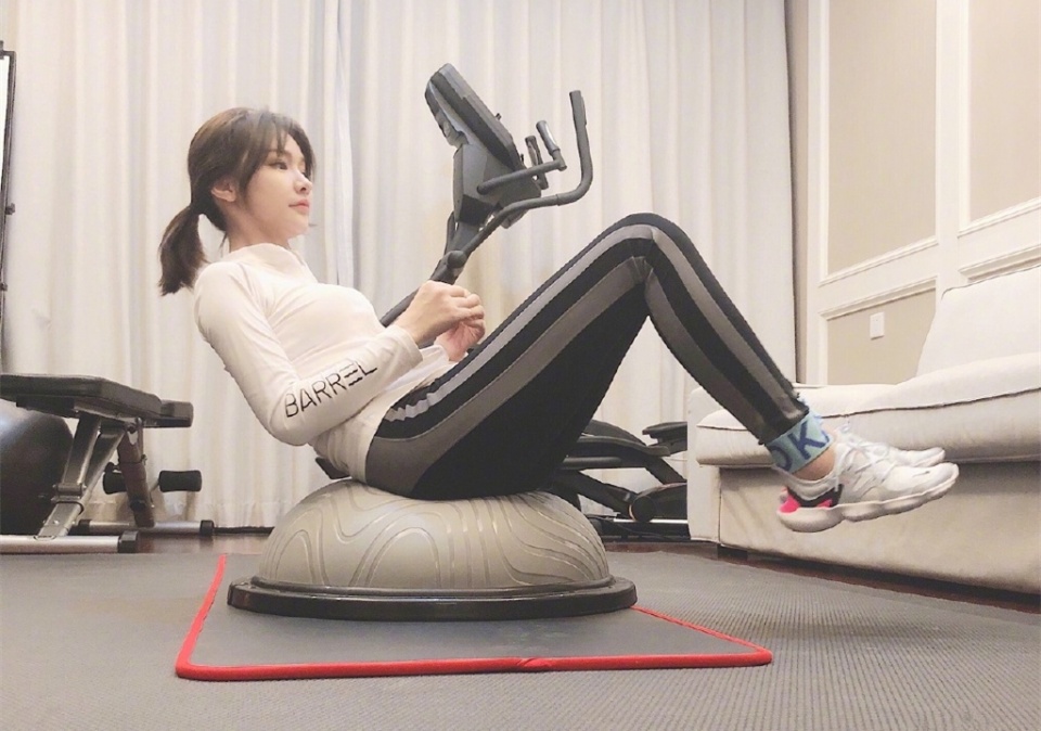 时隔多日Miss重回LPL大荧幕！不仅云顶之弈夺冠，茶艺照还火了！资讯-小米游戏中心