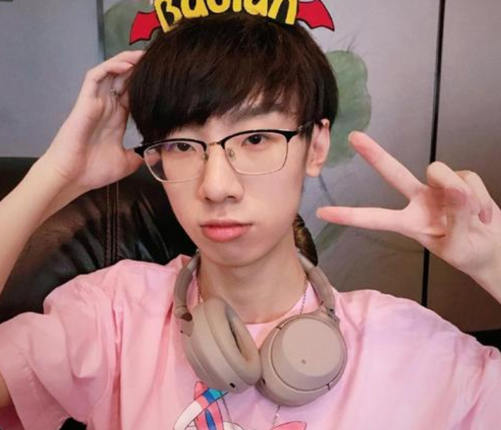 Theshy拍出4w天价，Miss大小姐成唯一入选女性，宝蓝位居第三？资讯-小米游戏中心