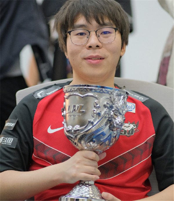 LOL季中杯新海报发布 小天和绿毛出镜 FPX和T1打揭幕战资讯-小米游戏中心